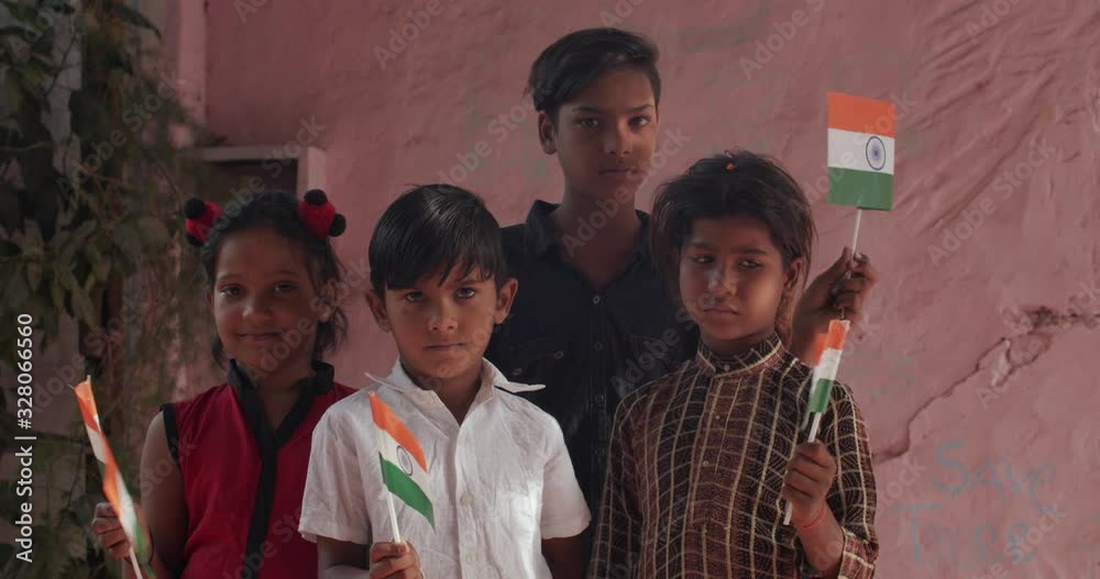 Stockvideo Indian kids raising and wave the Indian national flag or the ...