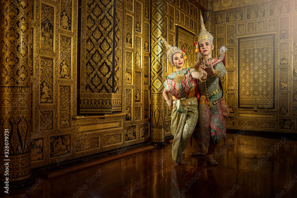 Foto de Art culture Thailand Dancing in masked khon Benjakaj and Hanuman in literature amayana ...