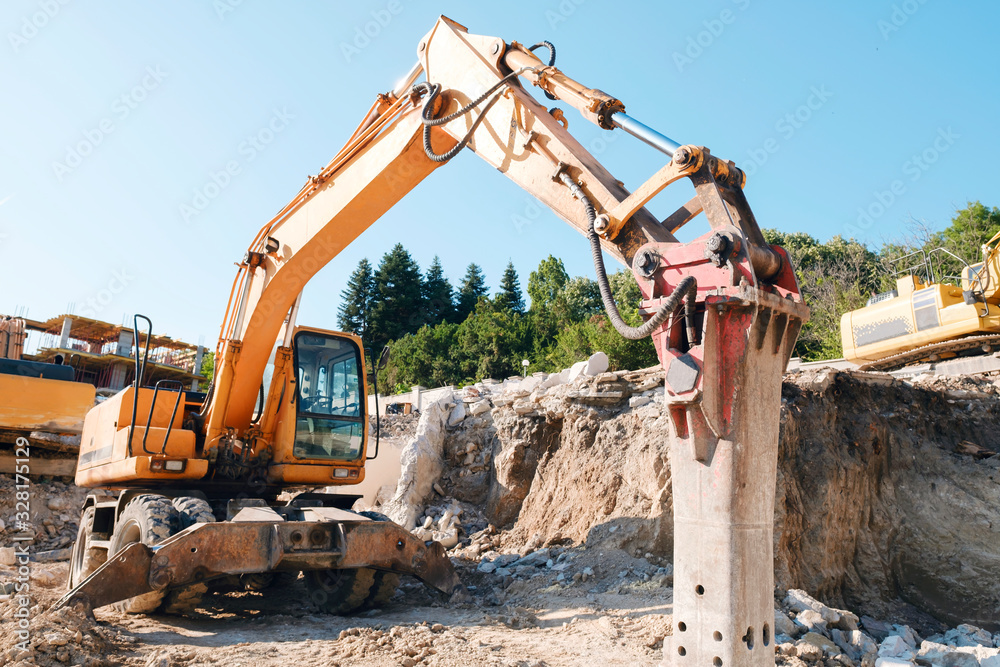 Fotografia do Stock: Large yellow construction equipment is digging a ...
