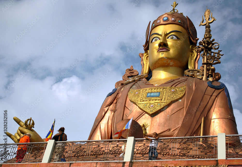 Foto de Tourist offering prayers at giant statue of Guru Padmasambhava ...