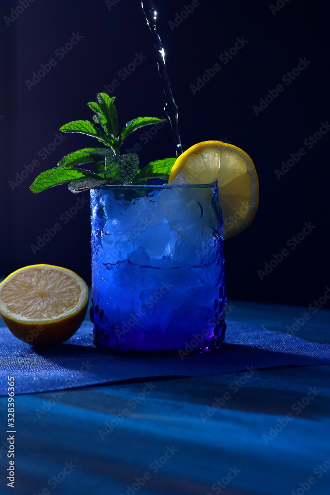 mojito, bebida refrescante con ron, soda con zumo de lima, hierba buena ...