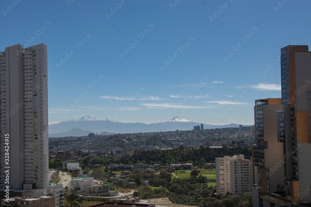 Paisaje urbano de la ciudad de mexico, desde donde se ven los volcanes ...