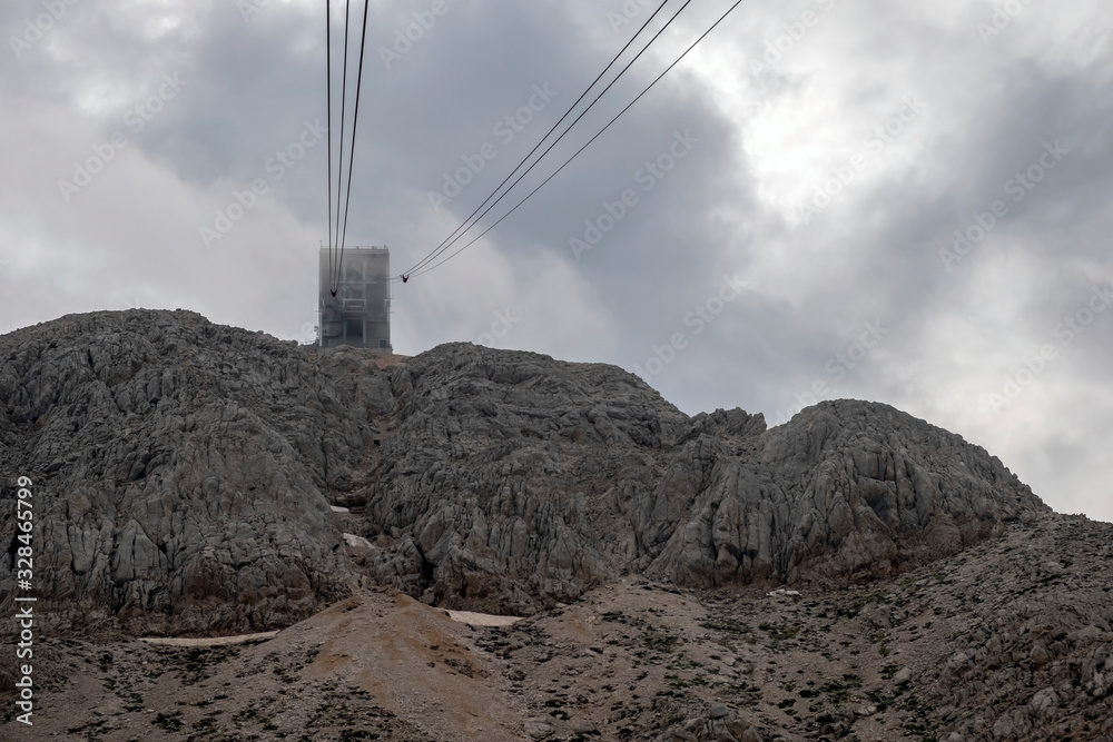 Foto de Beautiful ropeway to Tahtali mountain's peak, Turkey, Kemer ...