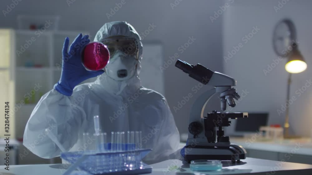 Vidéo Stock Handheld shot of medical scientist in hazmat suit ...