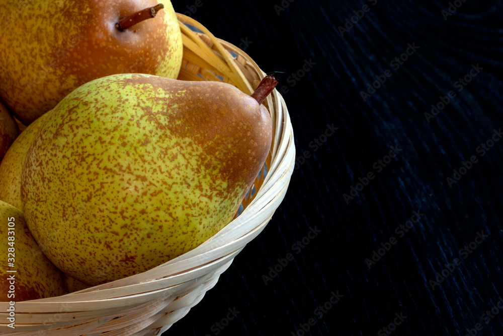 Poires Rocha, variété portugaise, dans une corbeille en osier sur fond ...