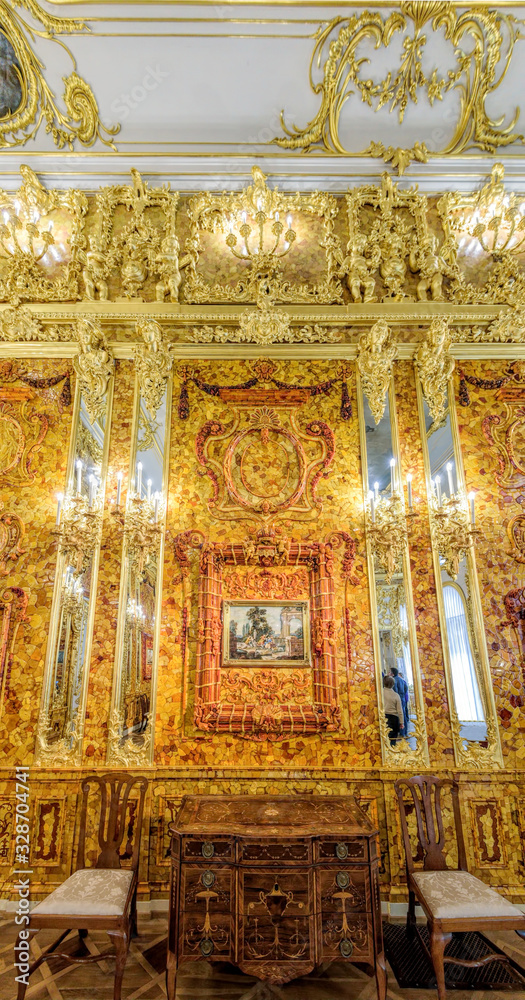 The newly renovated Amber Room (Amber Chamber) in the Catherine Palace ...