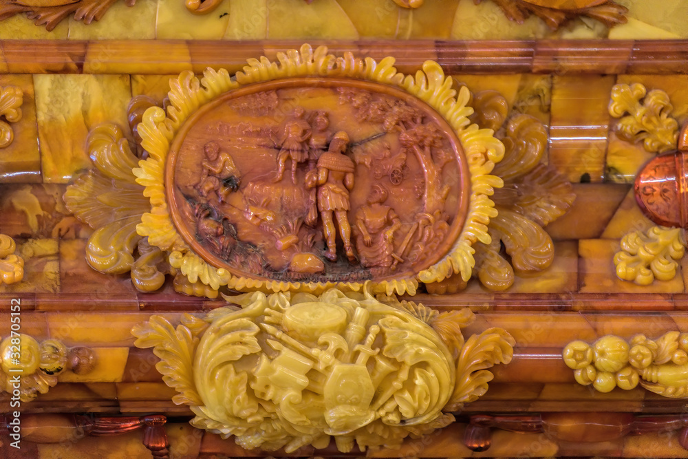Foto de Details of the magnificent carving on amber wall panels in the ...