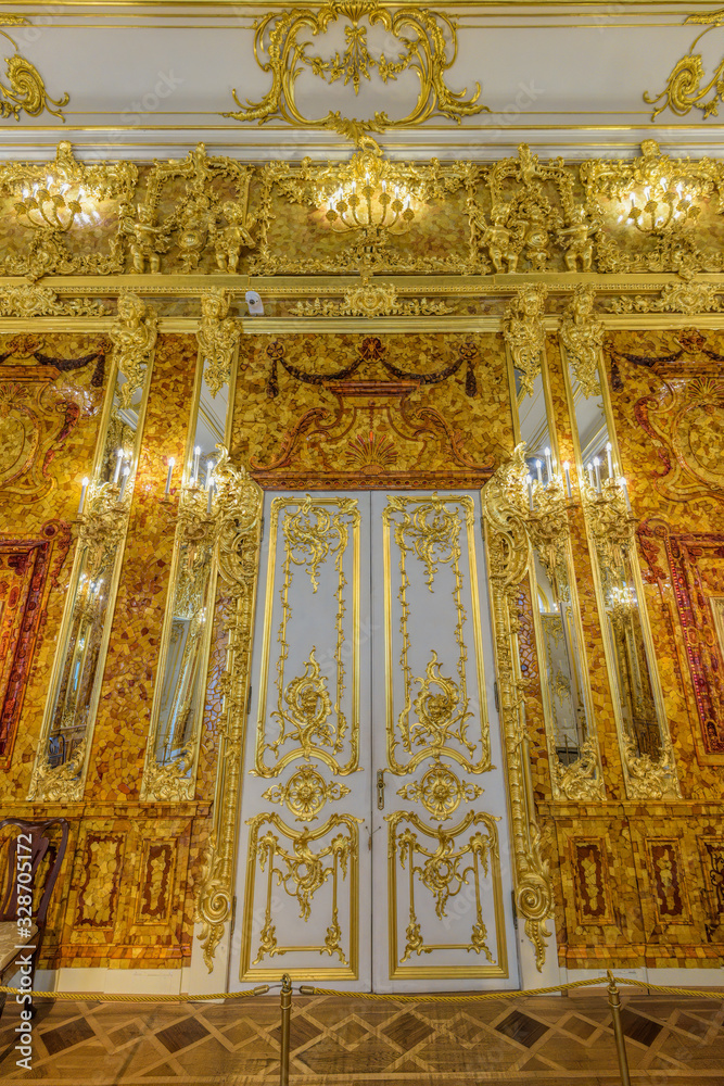 The newly renovated Amber Room (Amber Chamber) in the Catherine Palace ...