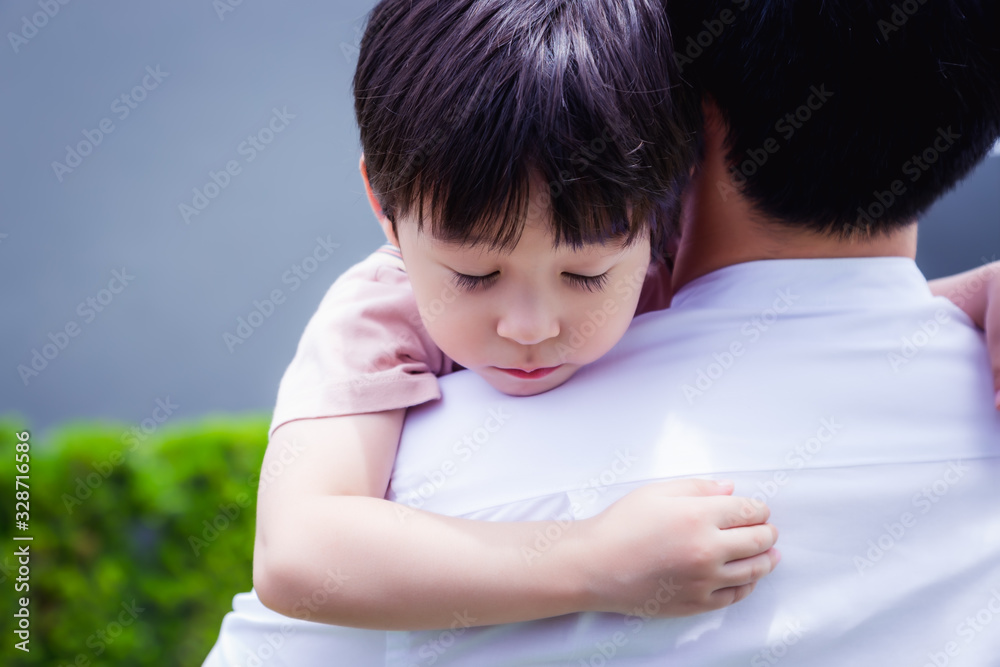 Foto Stock Child infect virus of flu, sick at school. His father pick ...