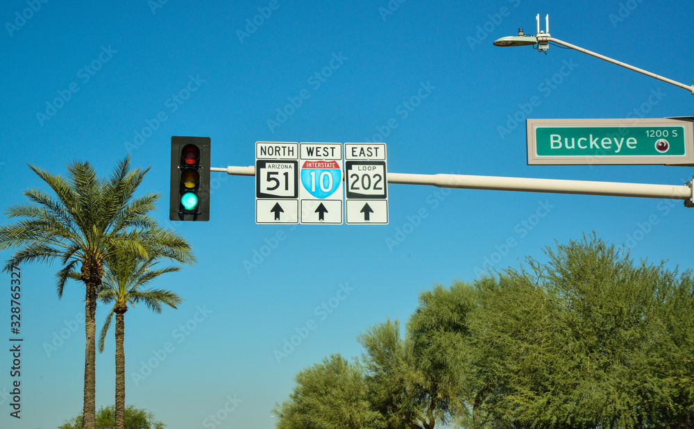 Foto de USA, PHENIX, ARIZONA- NOVEMBER 17, 2019: Traffic Lights ...