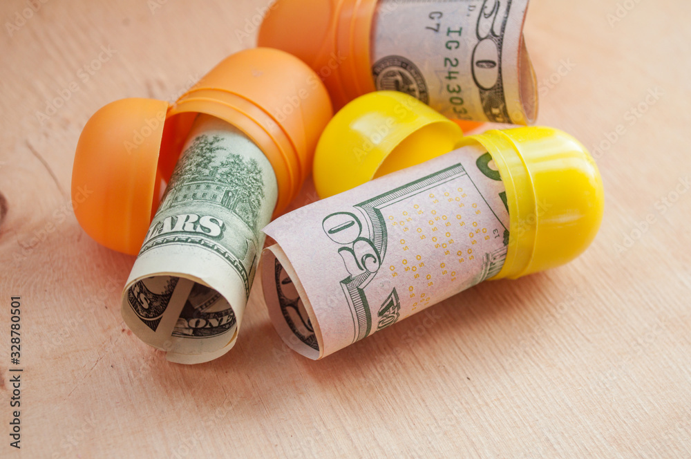 Foto de Money capsules from kinder surprises. Cash surprises ...