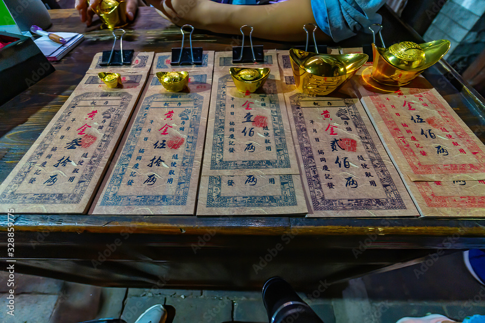 Gold bars from the ancient Chinese empire and their equivalent on paper ...