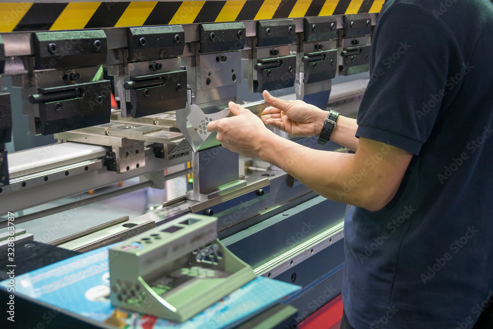 Operation of press brake hydraulic bending machine with forming die by ...