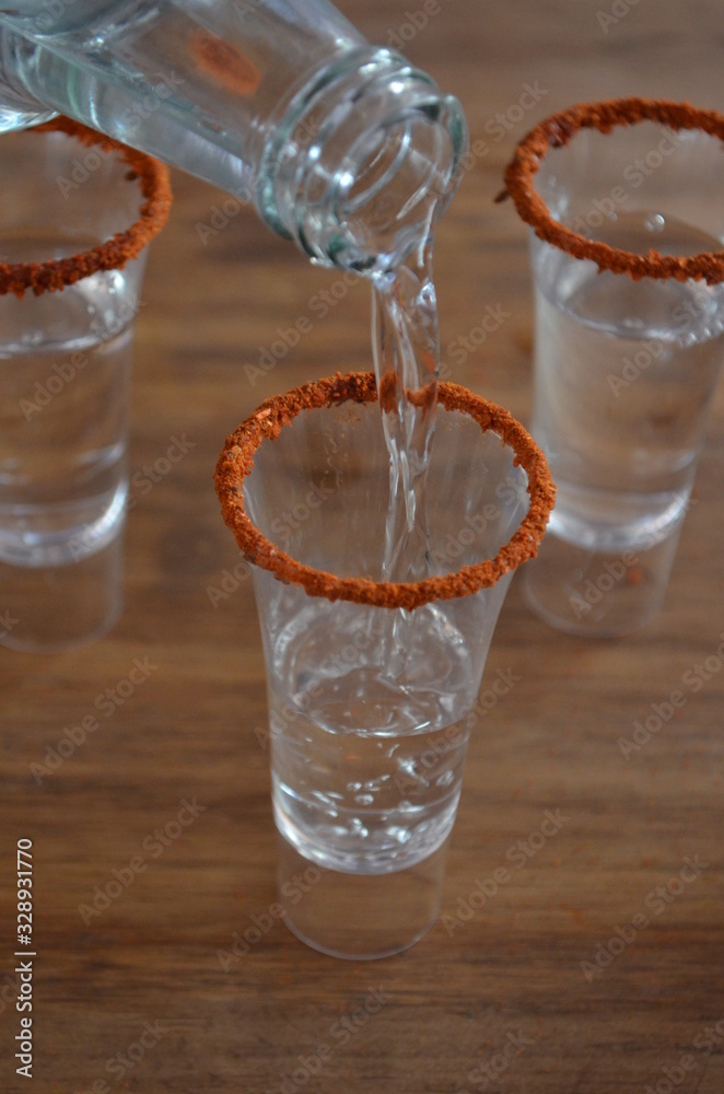 Mezcal en vaso escarchado de chile en polvo Stock 사진 | Adobe Stock