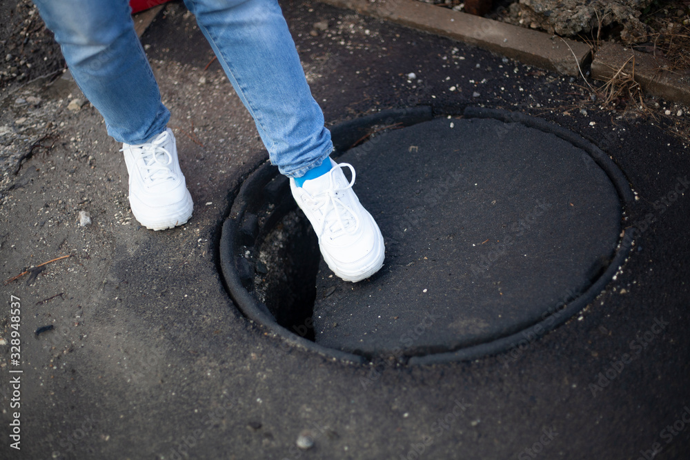 Stockfoto Open sewer manhole. Dangerous failure in the earth. Hole in ...