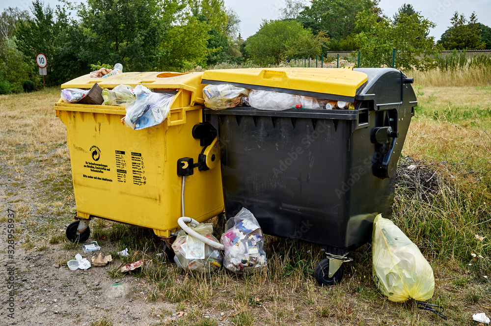 Müllcontainer Stock Photo | Adobe Stock