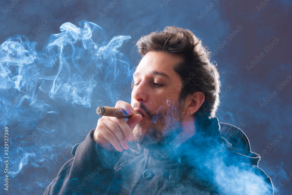 homem charmoso fumando charuto em fotos de estúdio ภาพถ่ายสต็อก | Adobe ...