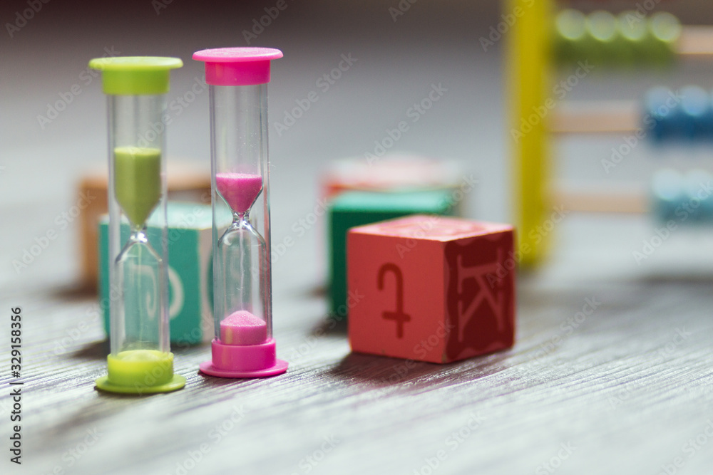 reloj de arena y juegos infantiles cubos relax Stock Photo | Adobe Stock