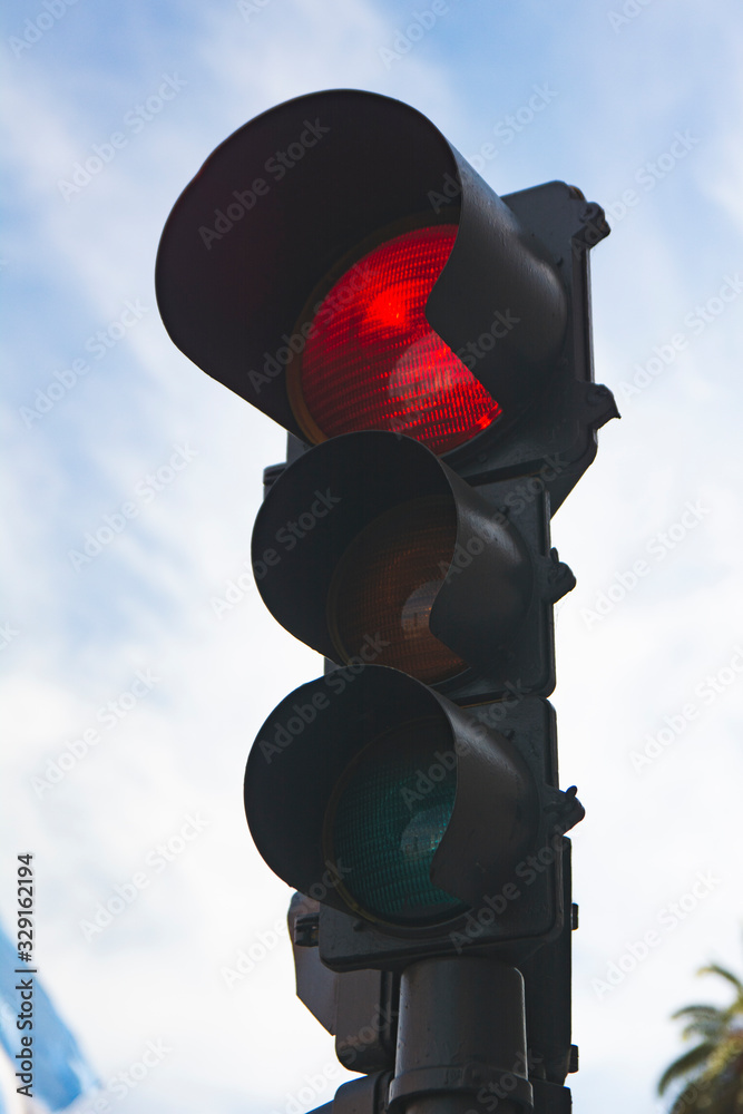 Semaforo de transito con luz roja prendida y cielo de fondo. Stock ...