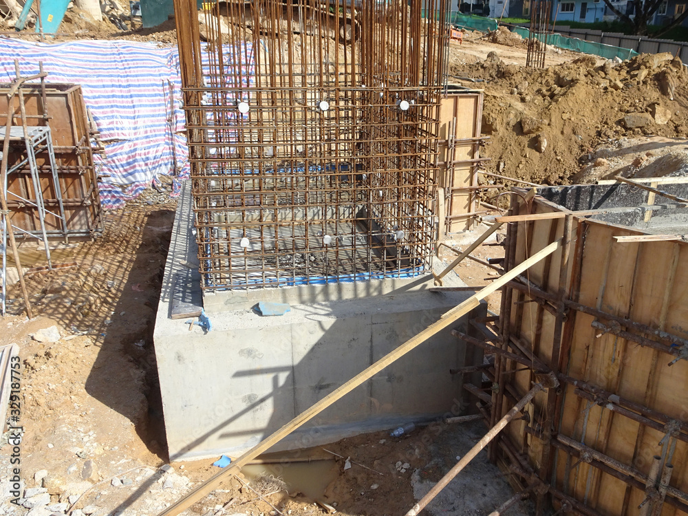 Foto de Pile cap and column stump under construction at the ...