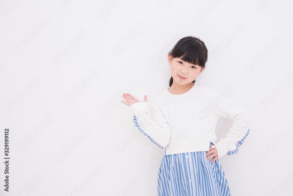 お勧めポーズをする小学生の女の子 Stock Photo | Adobe Stock