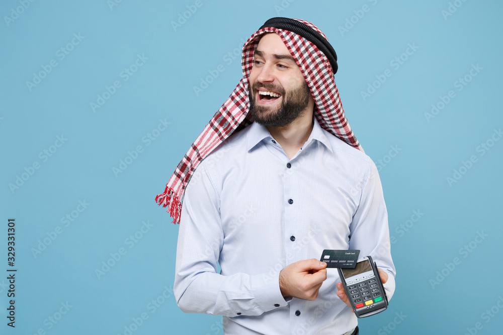Cheerful arabian muslim man in keffiyeh kafiya ring igal agal isolated ...