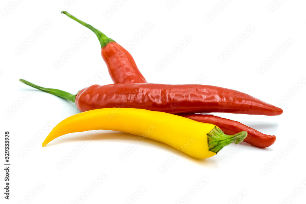 gelbe und rote Peperoni isoliert auf weißem Hintergrund Stock Photo ...