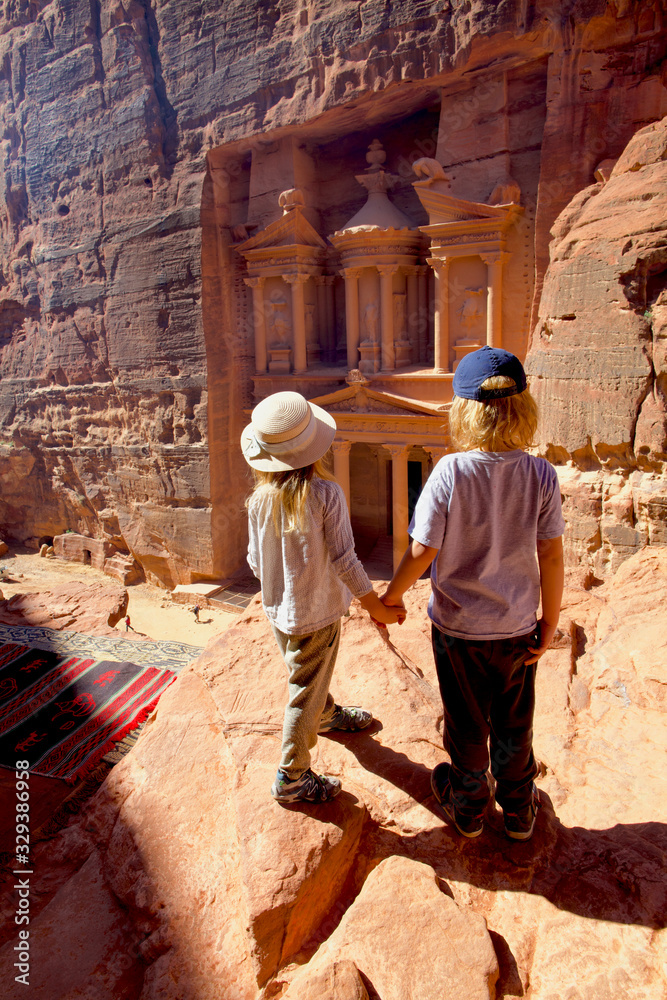 Foto de the little girl and boy in Petra viewpoint in Petra ancient ...