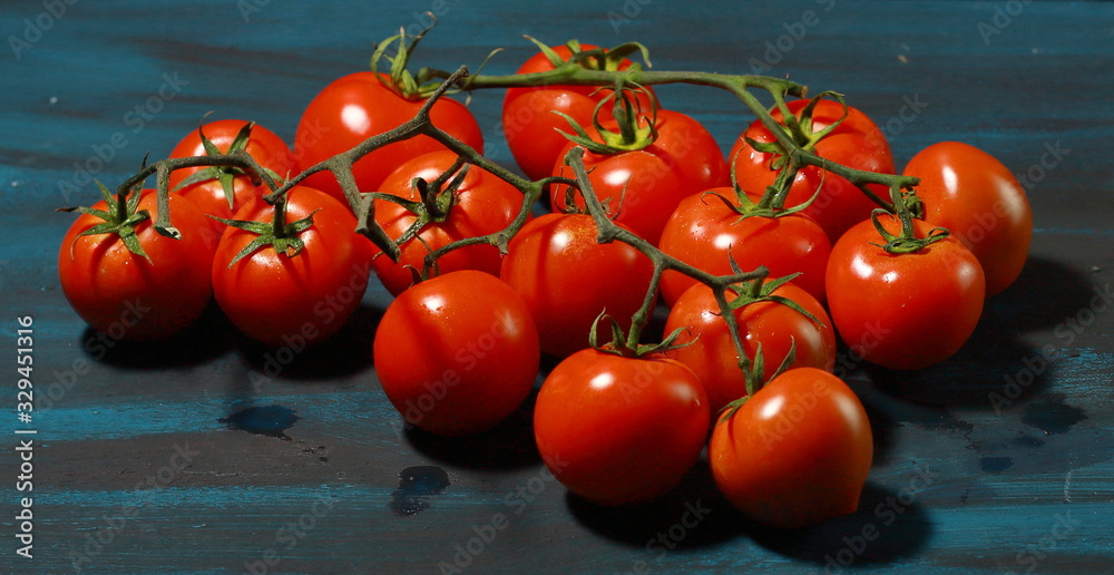 tomates en rama de color vivo rojo y sabor dulce de la huerta murciana ...