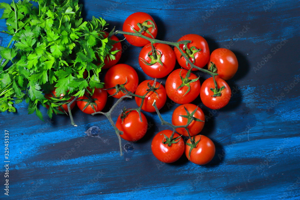tomates en rama de color vivo rojo y sabor dulce de la huerta murciana ...
