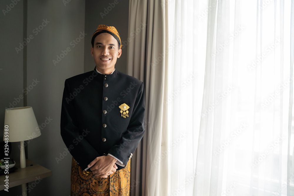 Foto de Asian man wearing traditional clothes,beskap is traditional ...