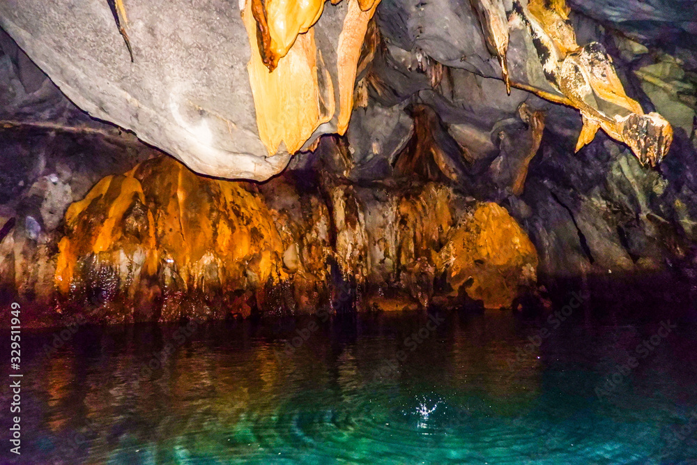 Foto de Cave in Underground river national park, Palawan, Philippines ...
