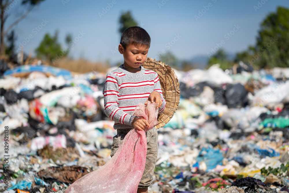 Poor children collect garbage for sale.and recycle them in landfills ...