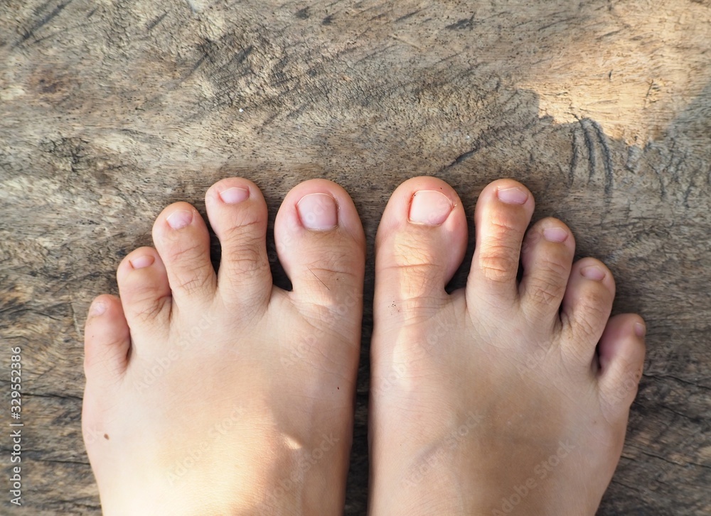 the image of the toes and feet. barefoot on wood background. Female ...