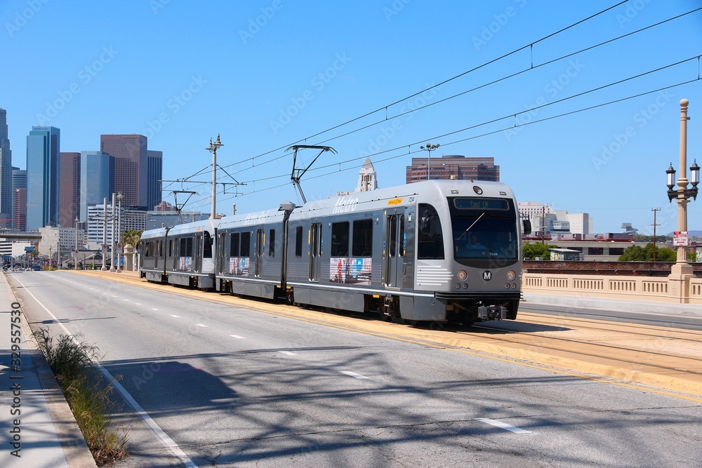 Foto de LOS ANGELES, USA - APRIL 5, 2014: People ride Metro Rail tram ...