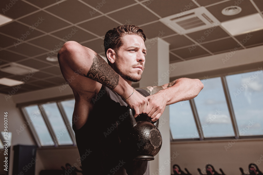 Personal trainer italiano che effettua dimostrazioni visive dei suoi ...