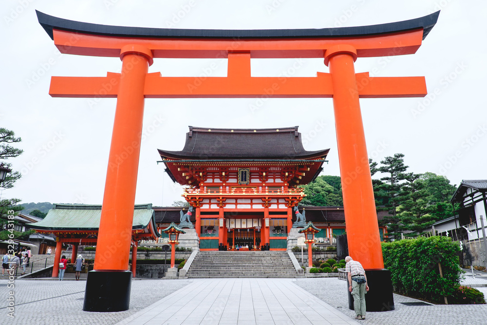 Oldman and Great Torii gate and the Romon Gate at Fushimi Inari taisha ...