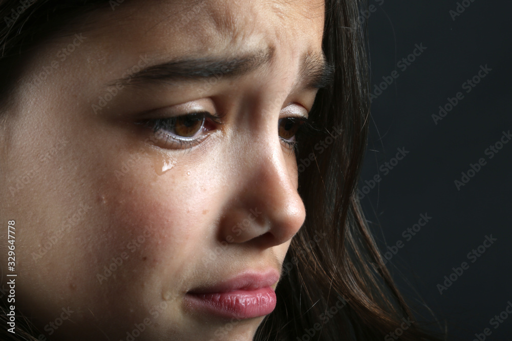 niña llorando Stock Photo | Adobe Stock