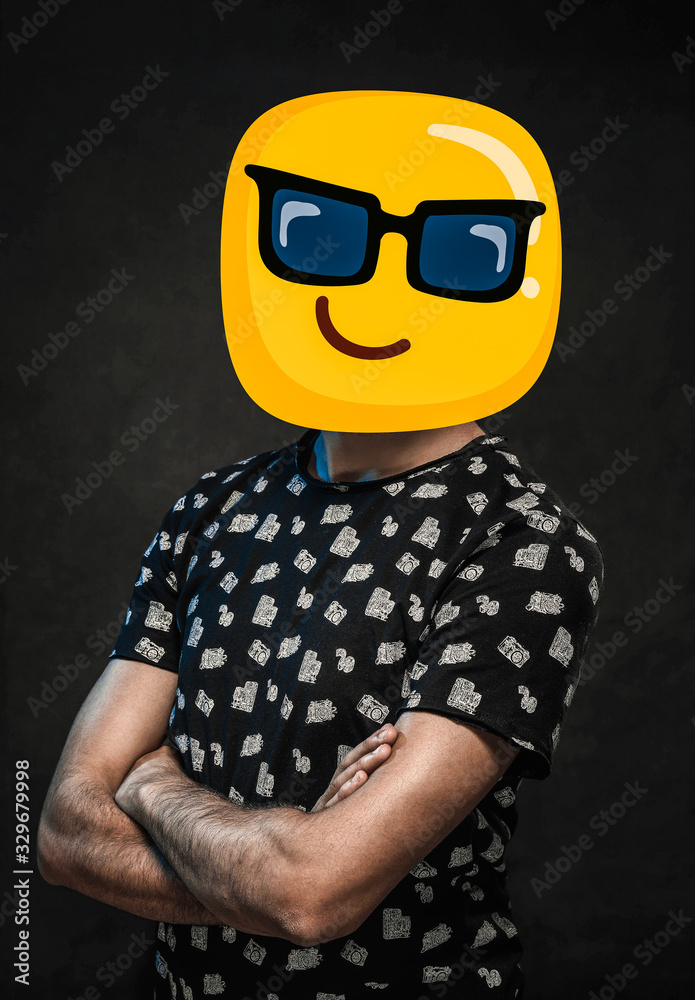 Foto de Cool Emoji head man. Pose for photograph. Studio concept do ...