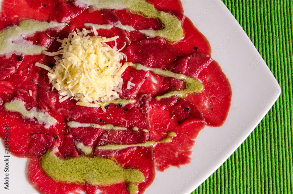 Carpaccio de Lomo de res con parmesano y salsa verde Stock Photo ...