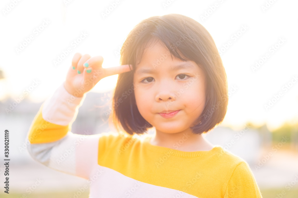 Foto de Happy smiling smart and nerd little asian girl pointing finger ...