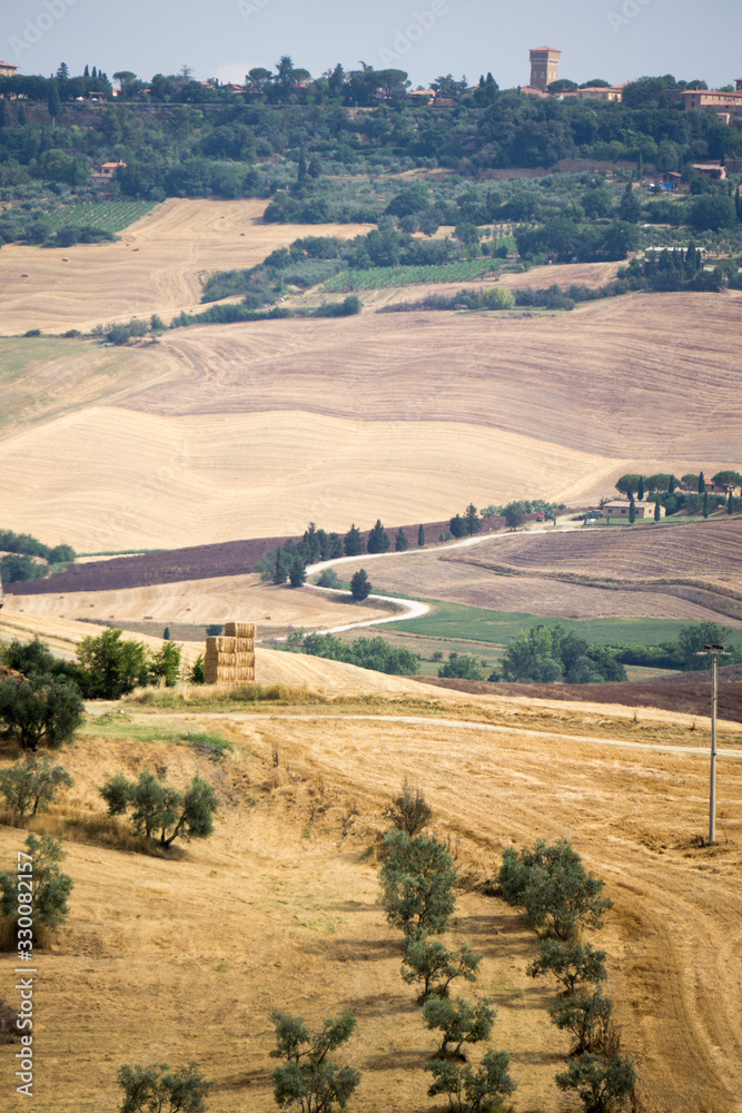 Magnificent Tuscan rolling hills landscape in the Val d"Orcia Valley ...