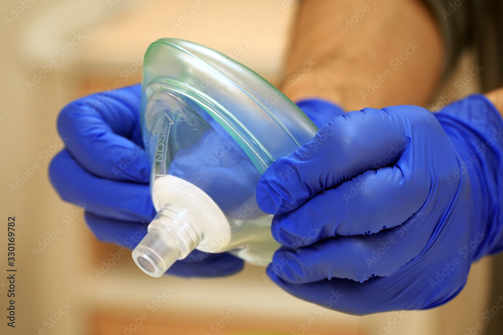Respiratory mask with resuscitator for ventilation of a patient with ...