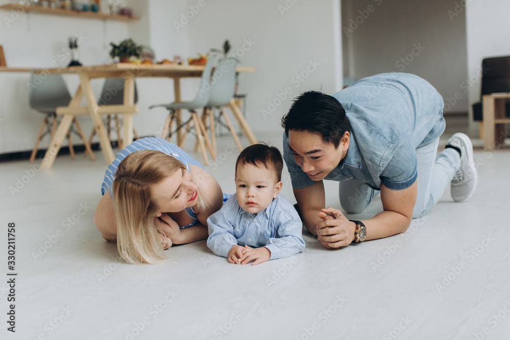 Foto de Happy multicultural family having fun together in the kitchen ...
