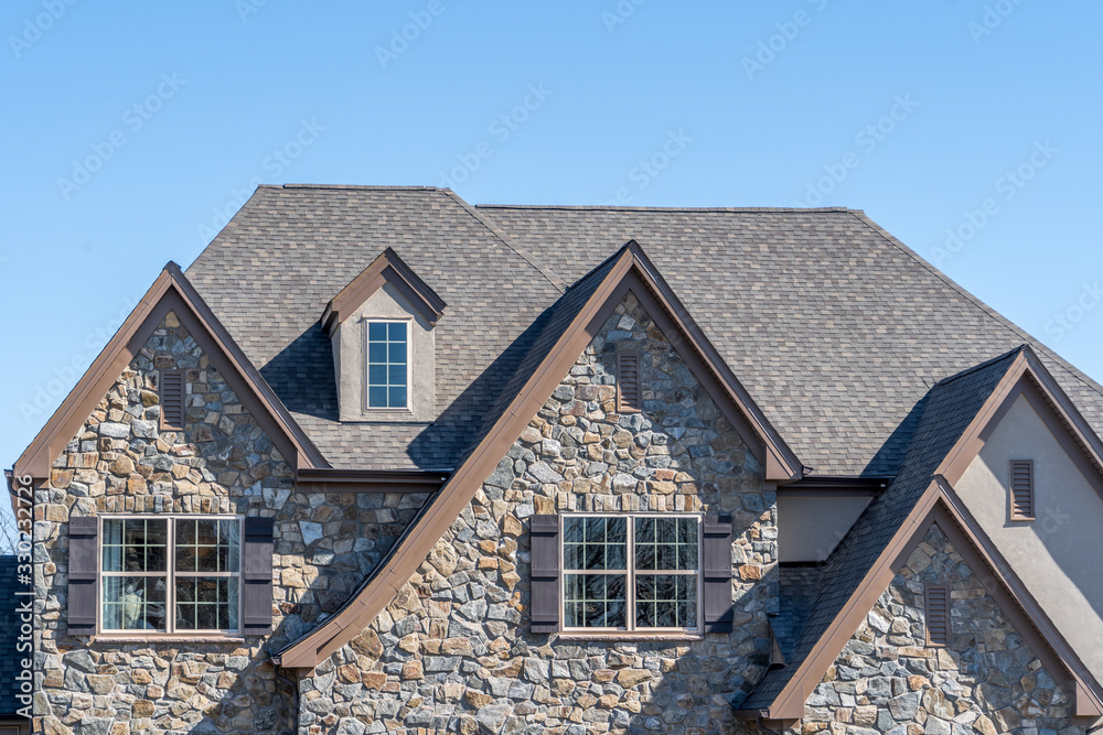 Fotografia do Stock: Double gable with dark stone veneer siding, with ...