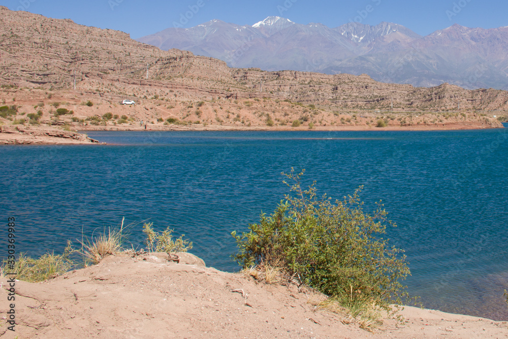 Embalse Lago con agua turquesa y tierra seca de Potrerillos en Mendoza ...
