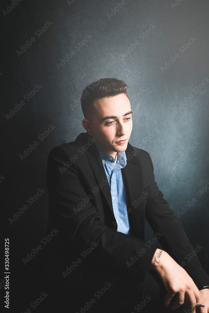 Stockfoto sesion de interior a un chico joven elegante y trajeado con ...