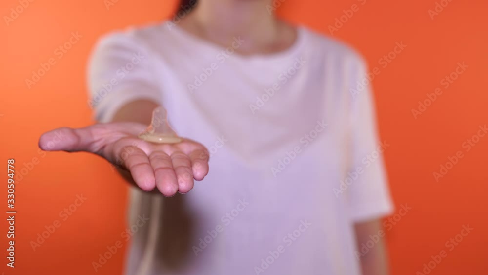 Vidéo Stock Woman holding condom prevent pregnancy, is her hand holding ...
