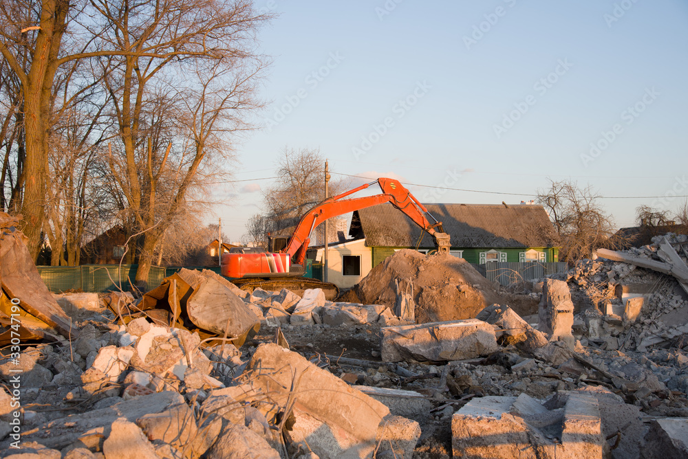 Excavator with hydraulic breaker hammer for the destruction of concrete ...