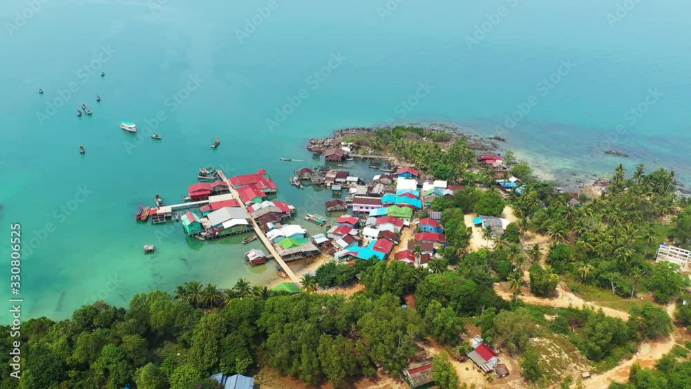 Video „Le village de l'île de Koh Rong avec son petit port, la mer et ...